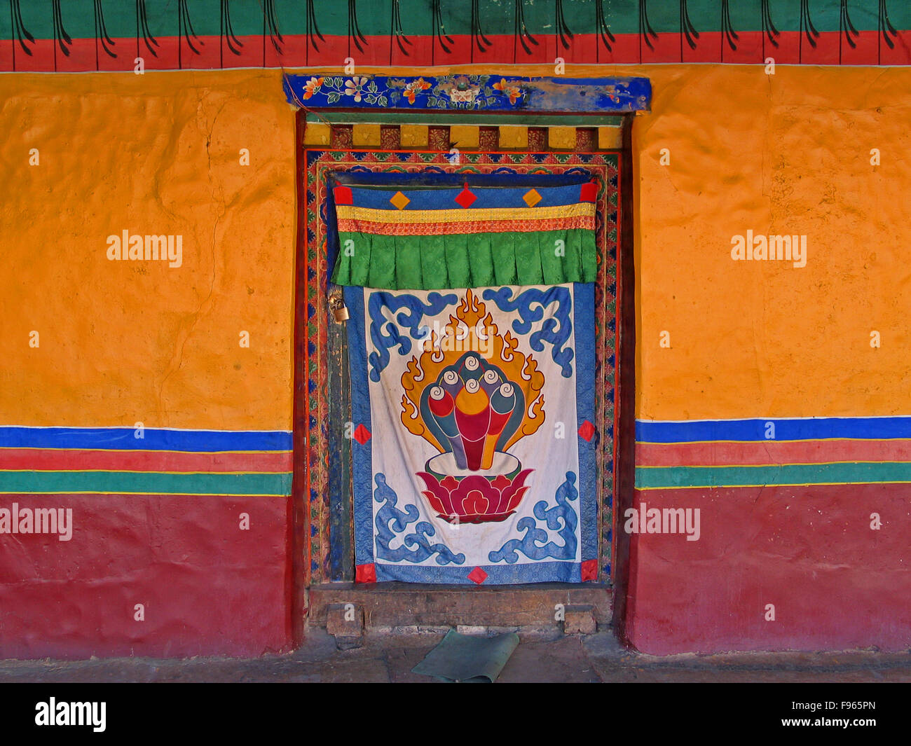 Traditional tibetan building hi-res stock photography and images - Alamy