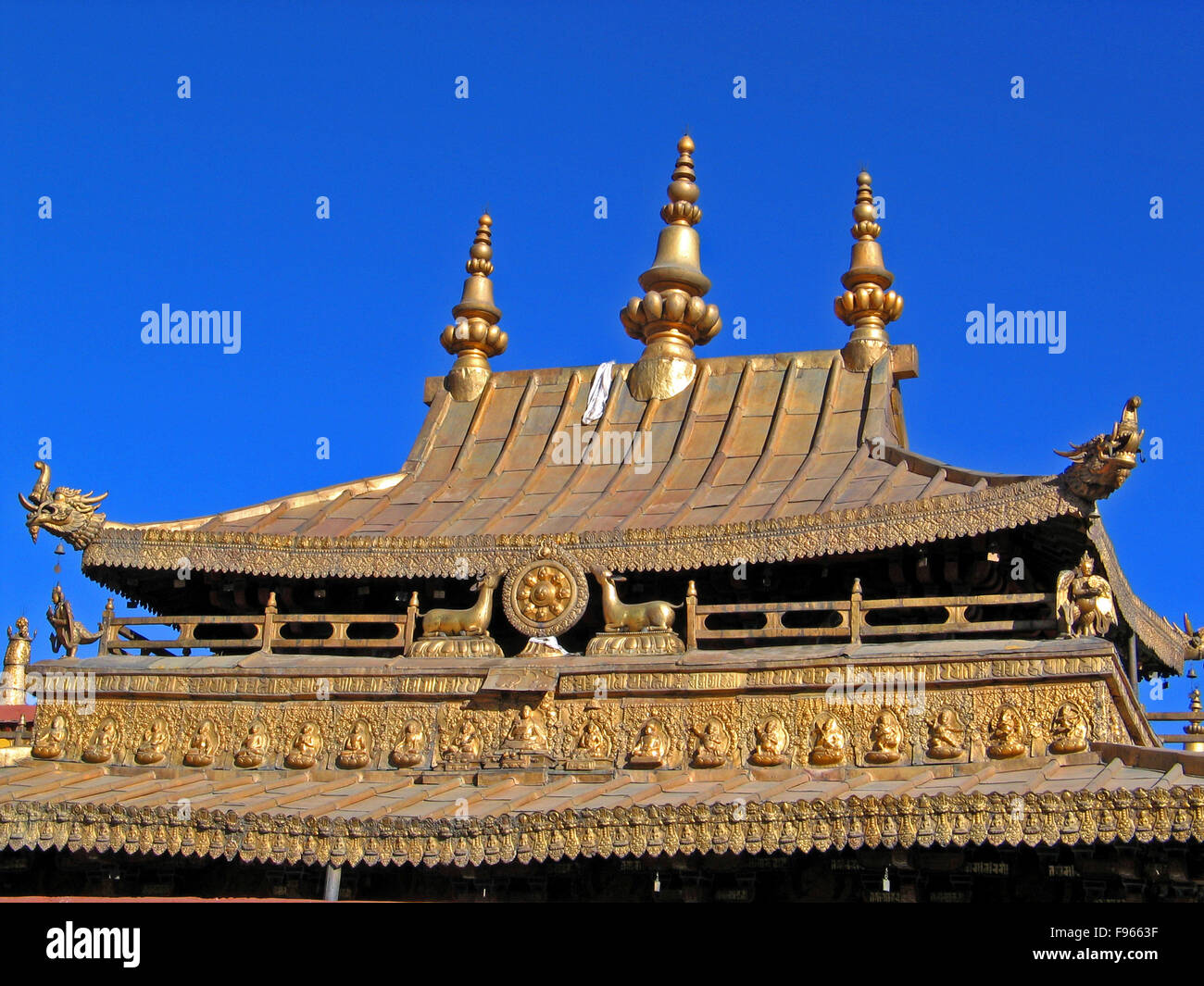 Tibetan monastery rooftop Stock Photo - Alamy