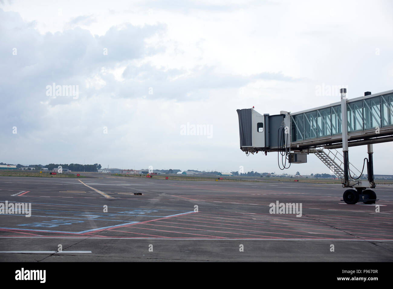 Airport steps vehicle hi-res stock photography and images - Alamy