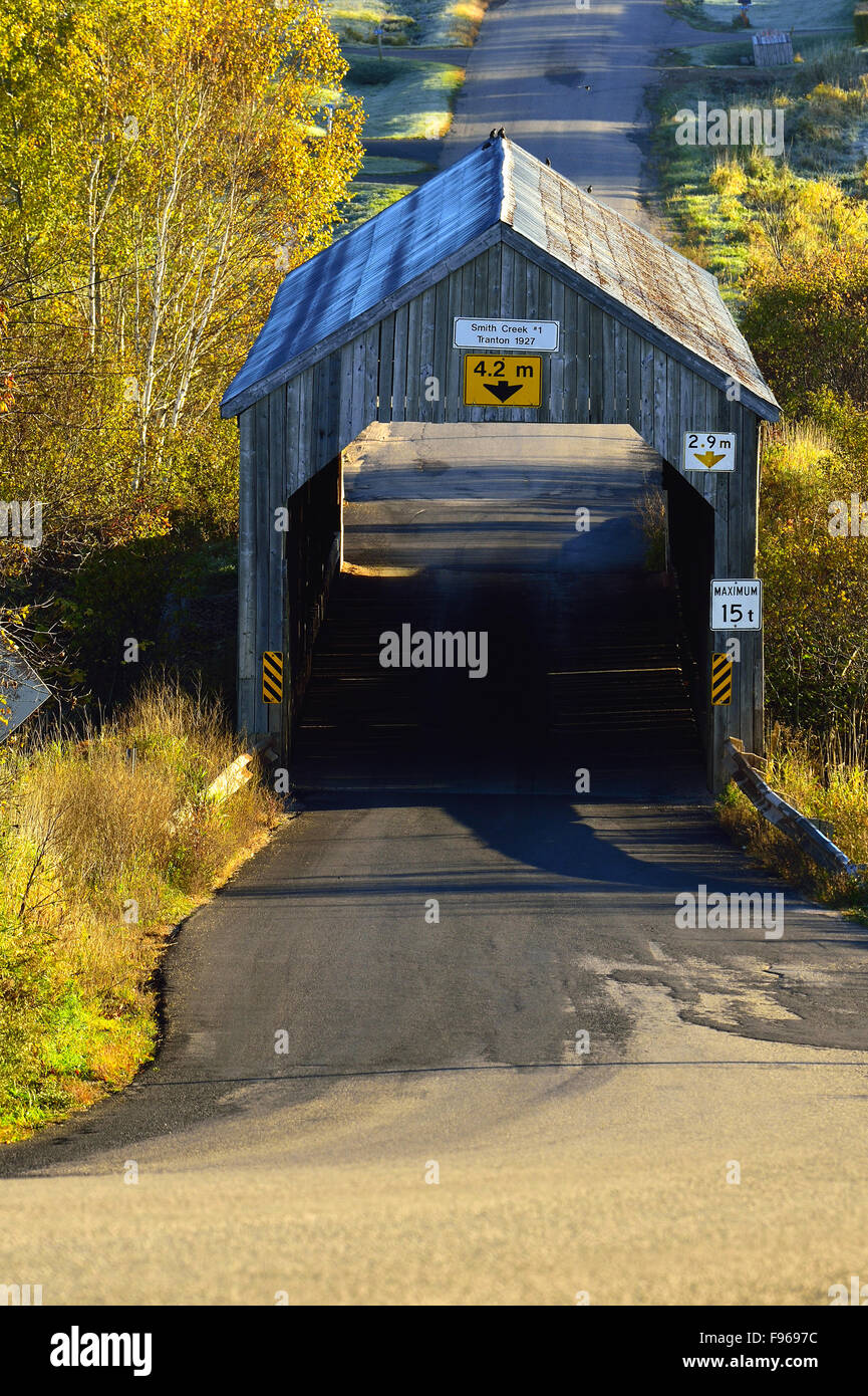 One lane bridge sign hi-res stock photography and images - Alamy