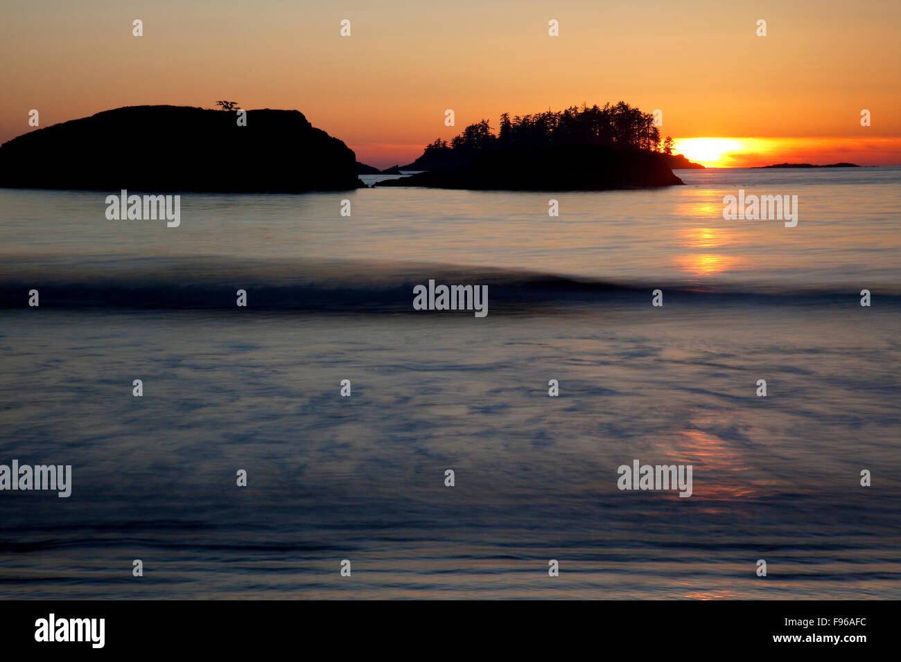 Tofino Sunset, Pacific Ocean, Beach, Waves, Rocks, Trees, time exposure ...
