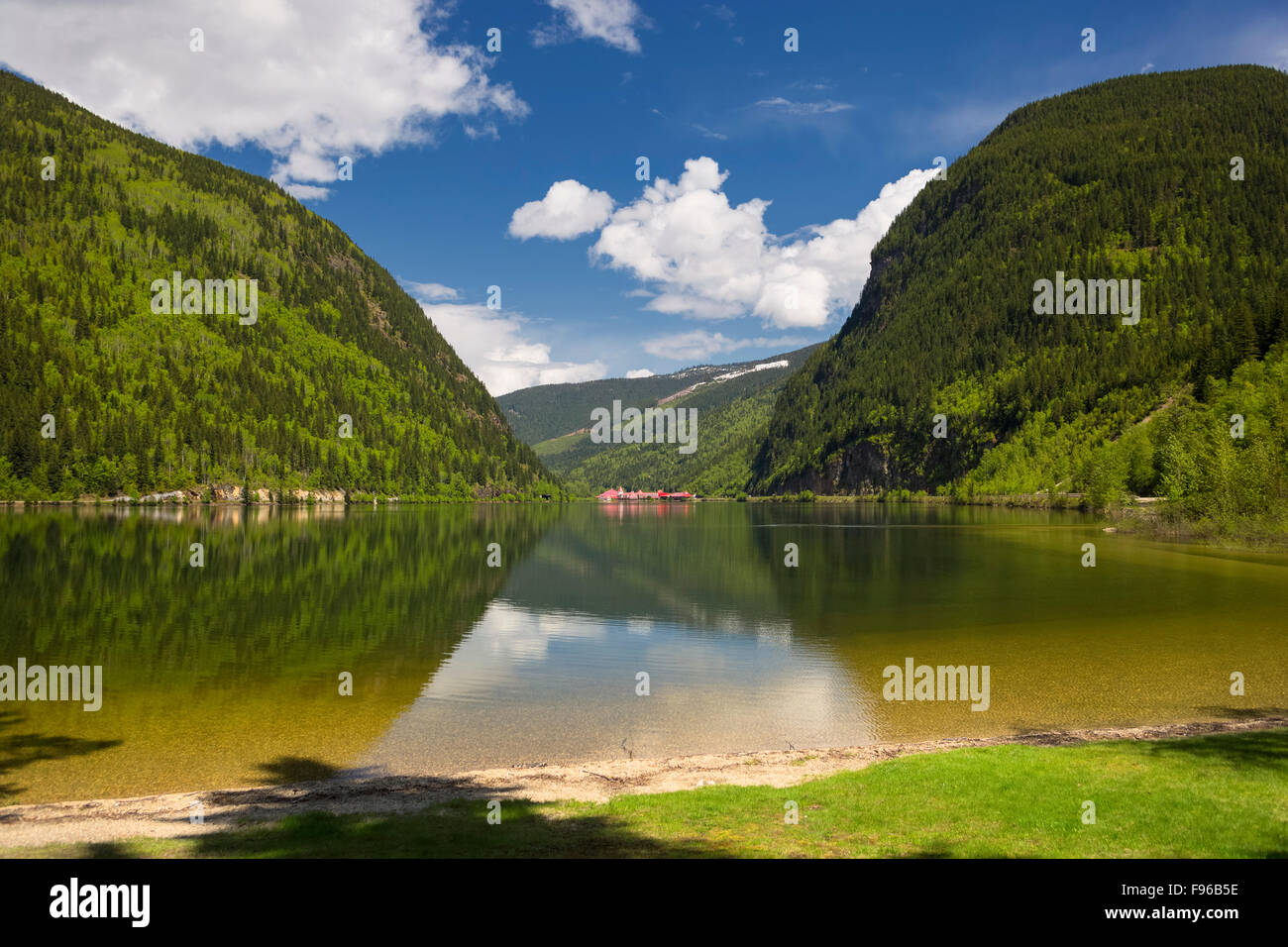 Three valley lake chateau hi-res stock photography and images - Alamy