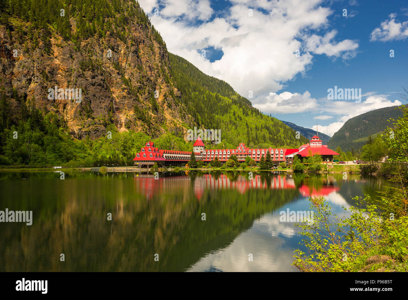 Three valley lake chateau hi-res stock photography and images - Alamy