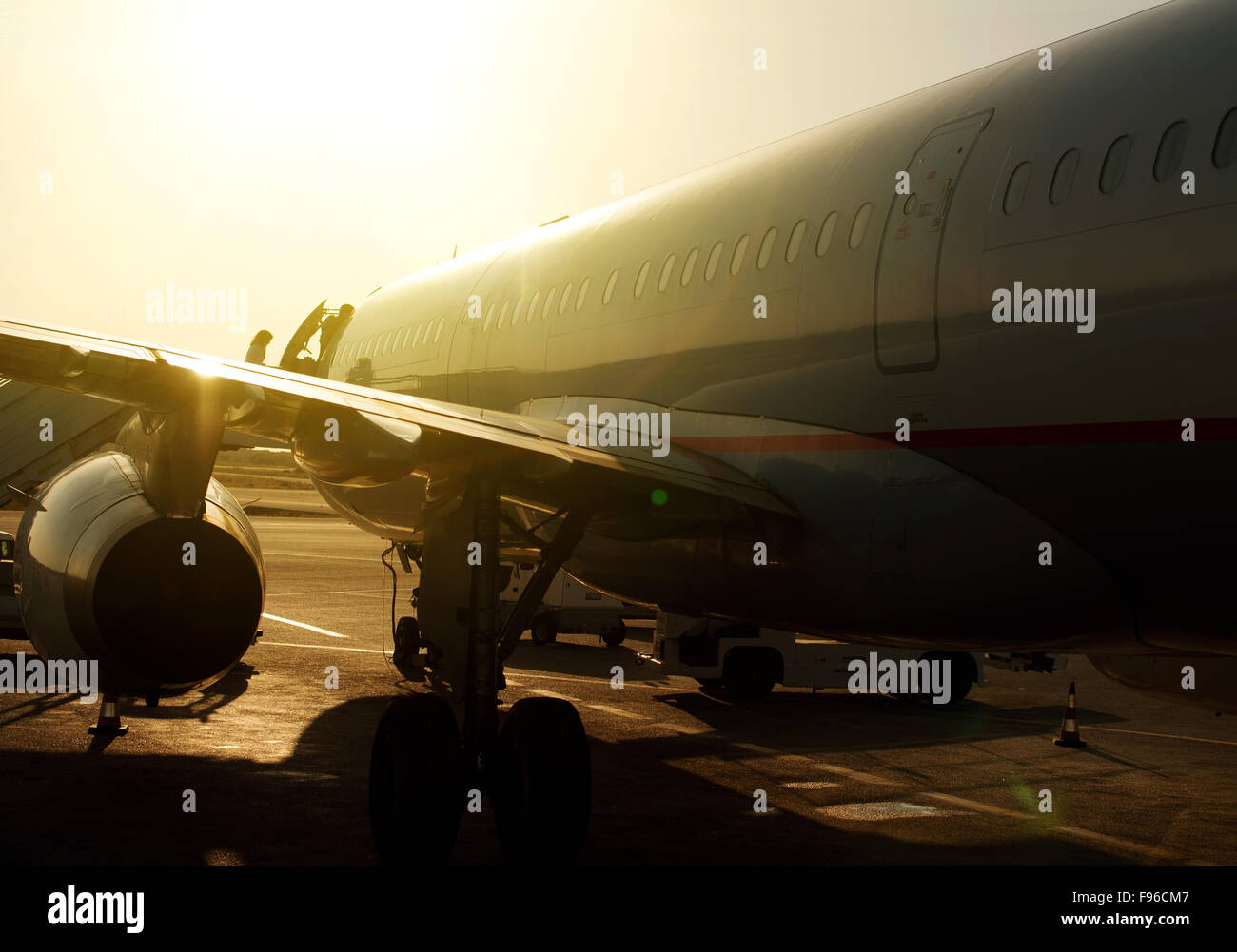 Passenger boarding airplane ladder hi-res stock photography and images ...