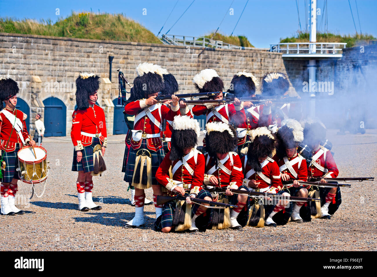 Men firing rifles hi-res stock photography and images - Alamy