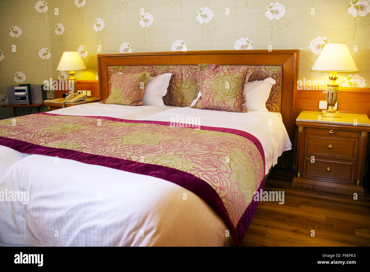 Typical hotel room - deluxe Stock Photo - Alamy