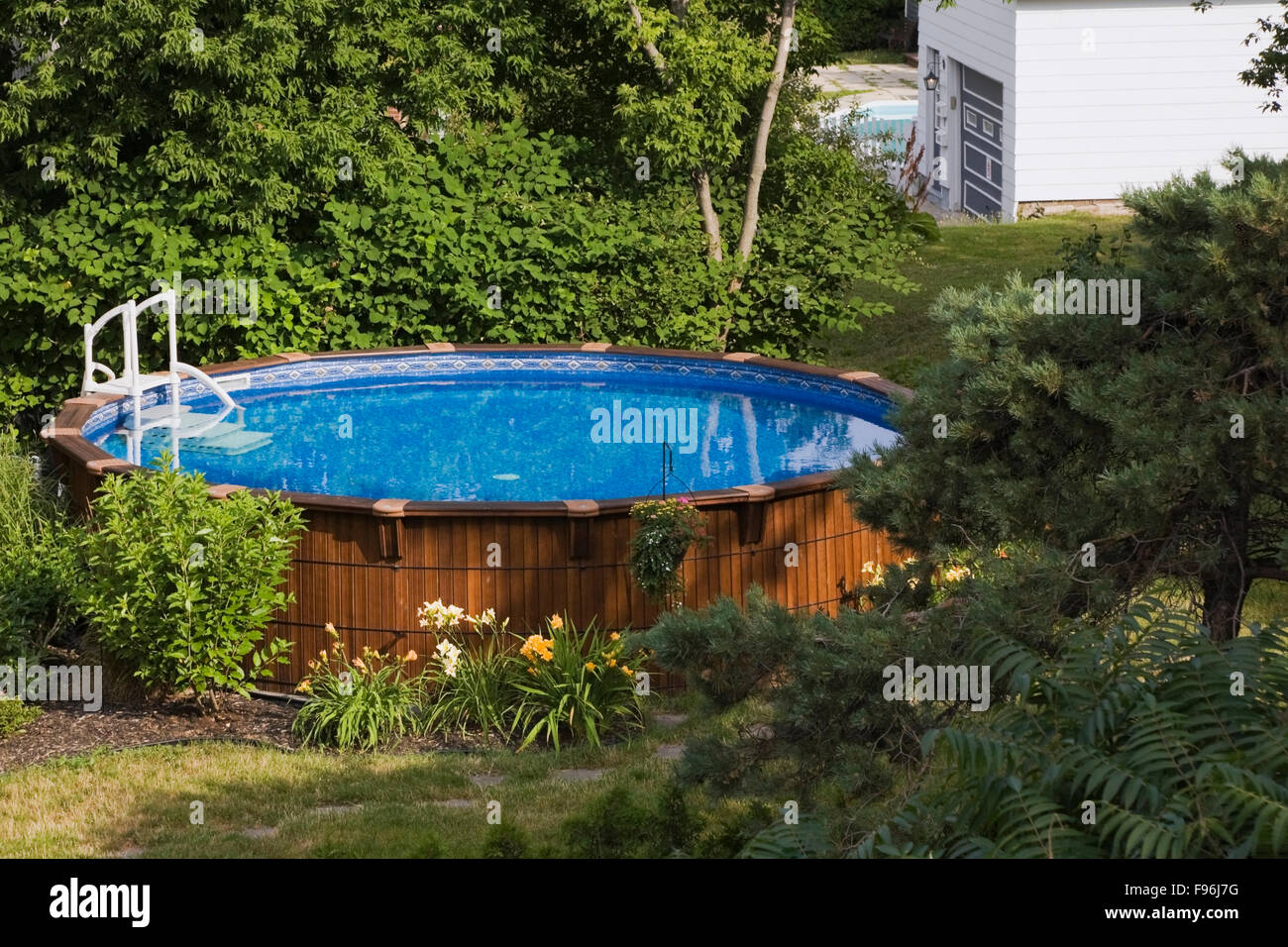 Above ground swimming pools hi-res stock photography and images - Alamy