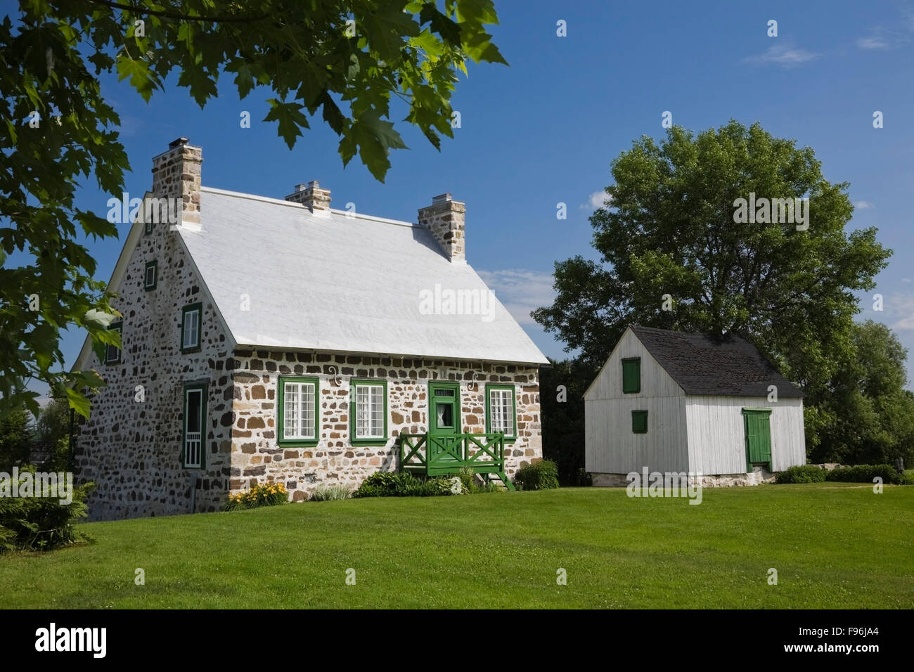 Fieldstone cottage hi-res stock photography and images - Alamy