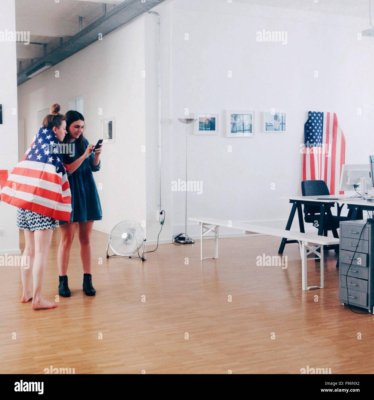 Women with flag hi-res stock photography and images - Alamy