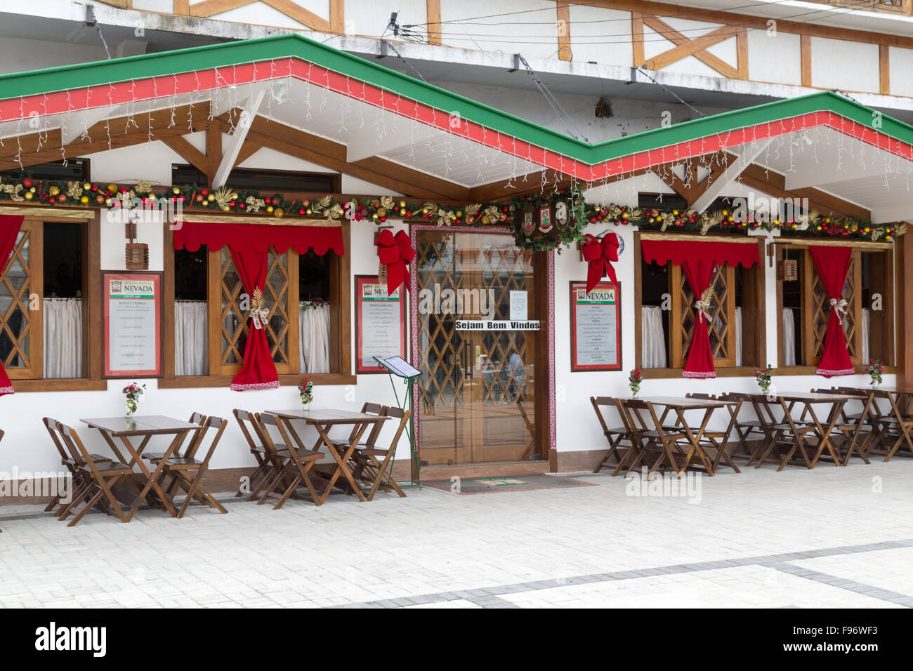 Restaurante Nevada, restaurant storefront with Christmas decoration in ...