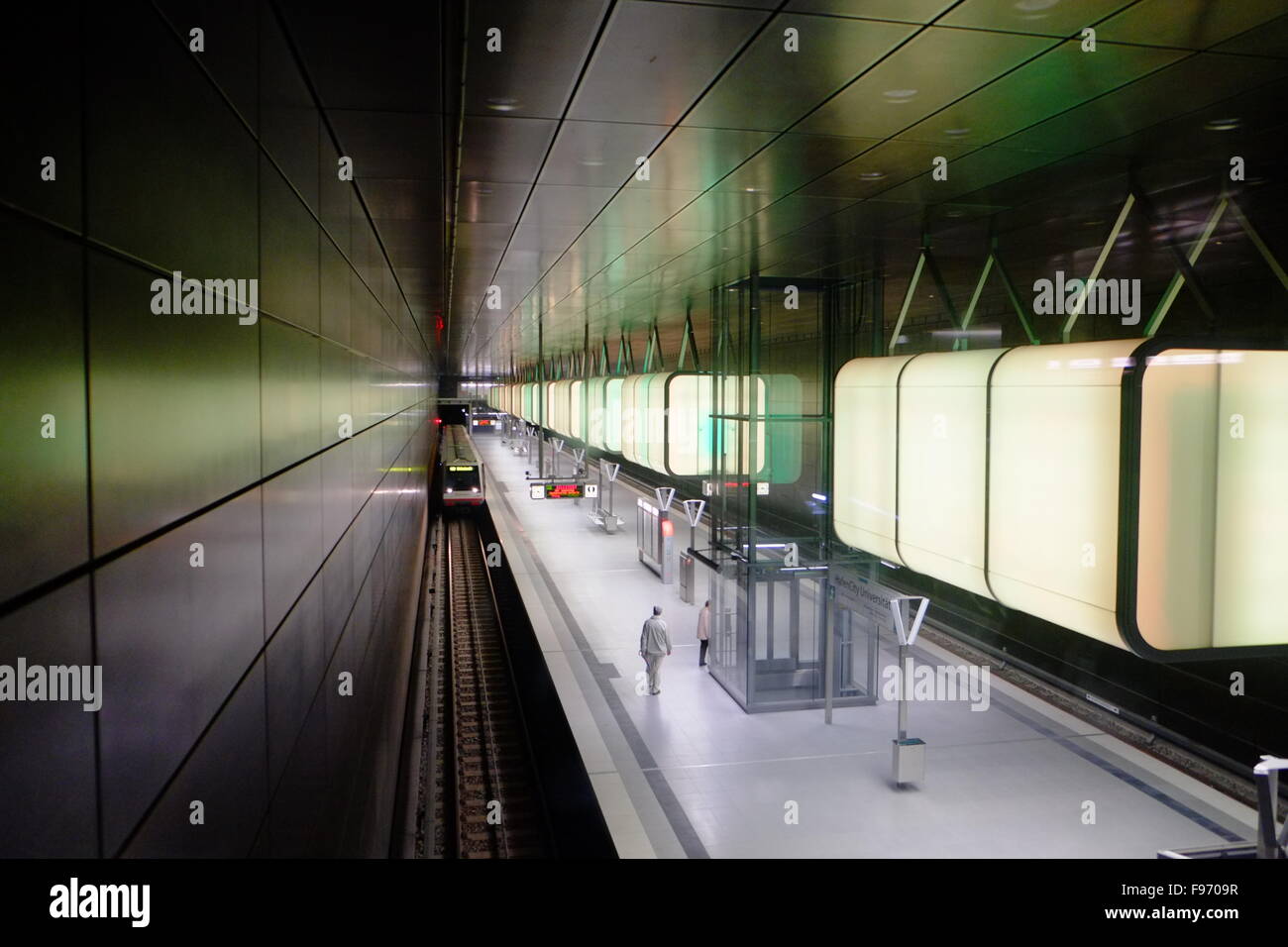Underground Subway Platform Stock Photo - Alamy