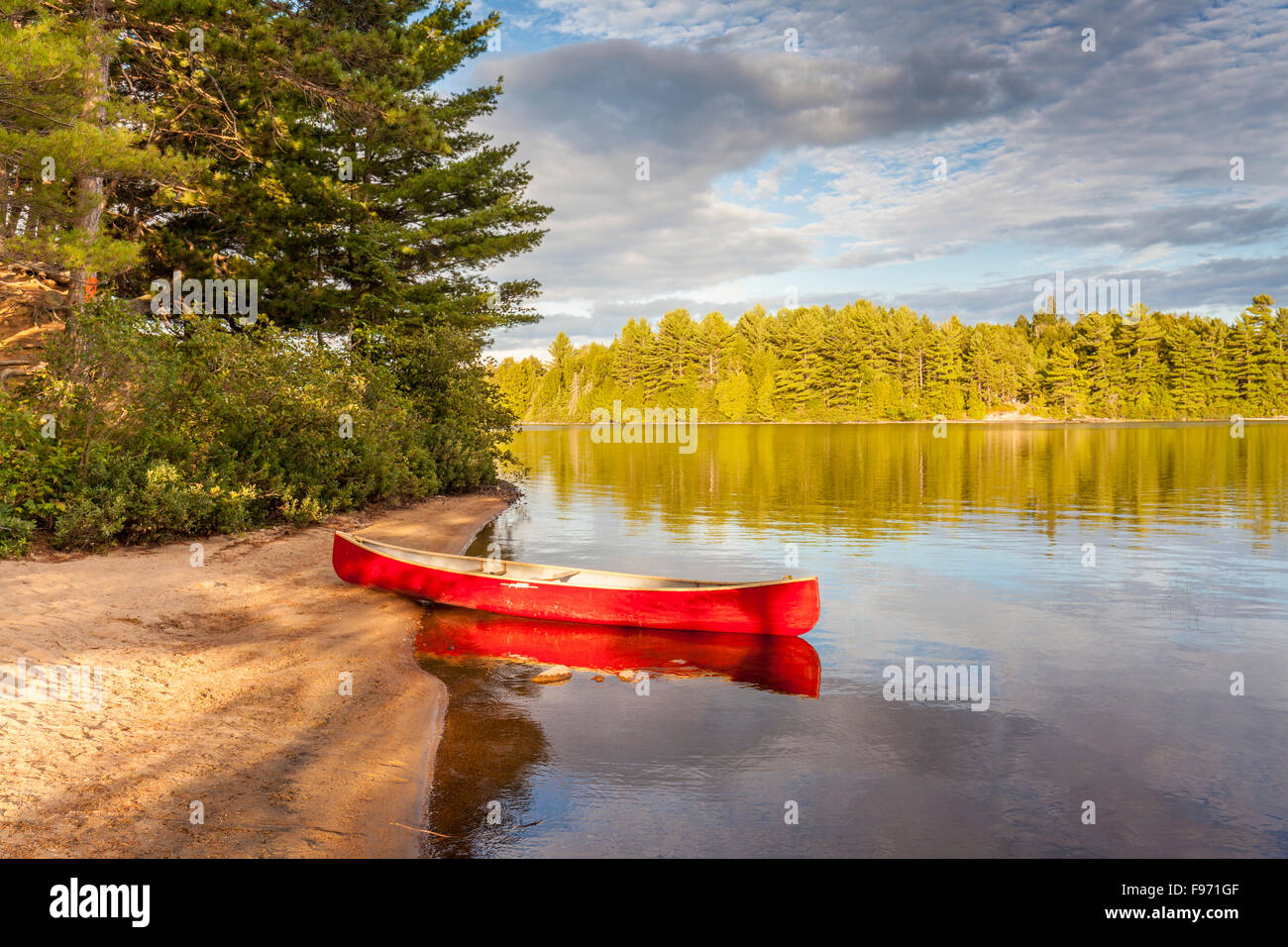 People canoeing in canadian canoes hi-res stock photography and images ...