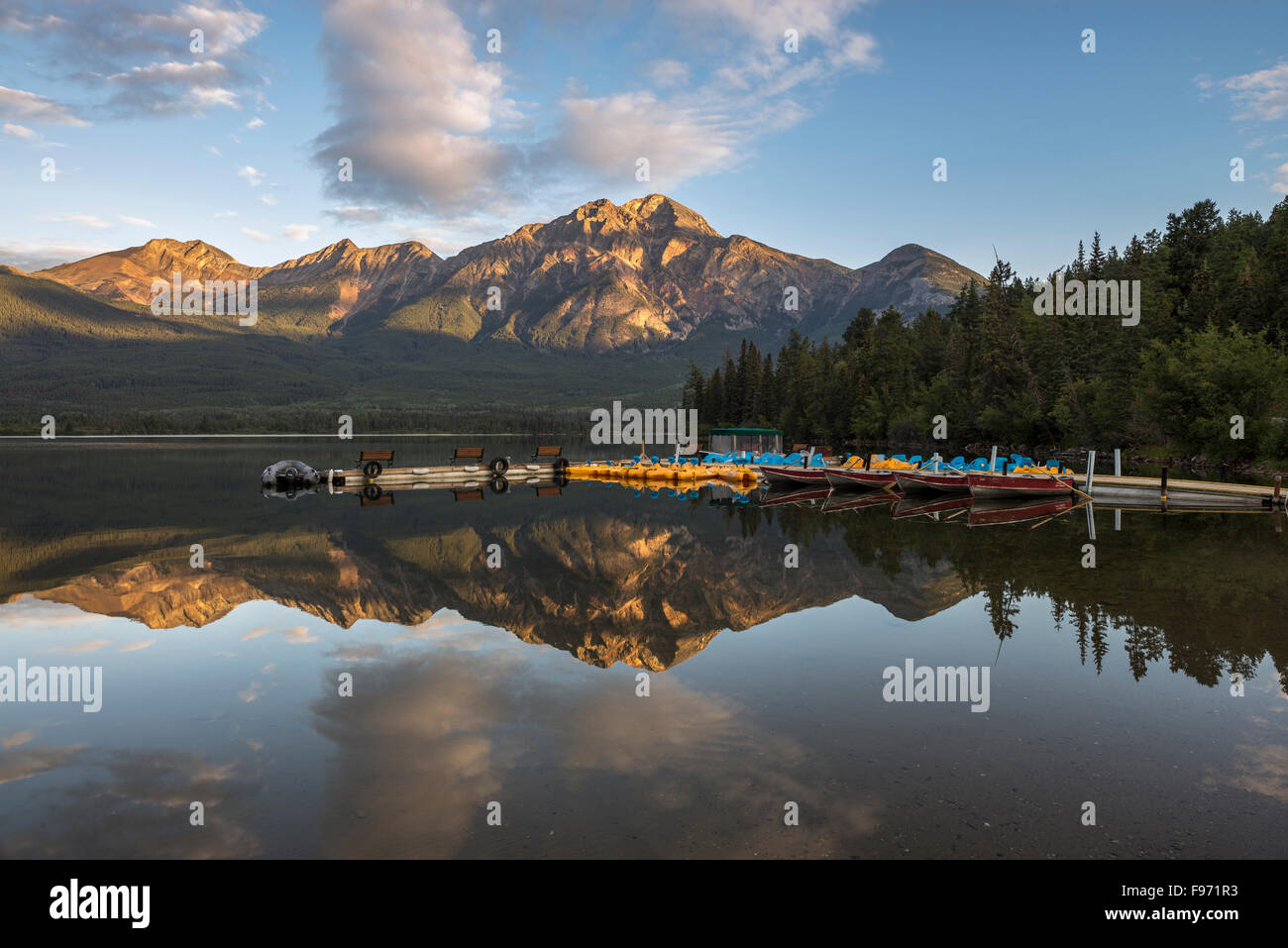 Pyramid Mountain reflecting on Pyramid Lake at sunrise. Jasper National ...