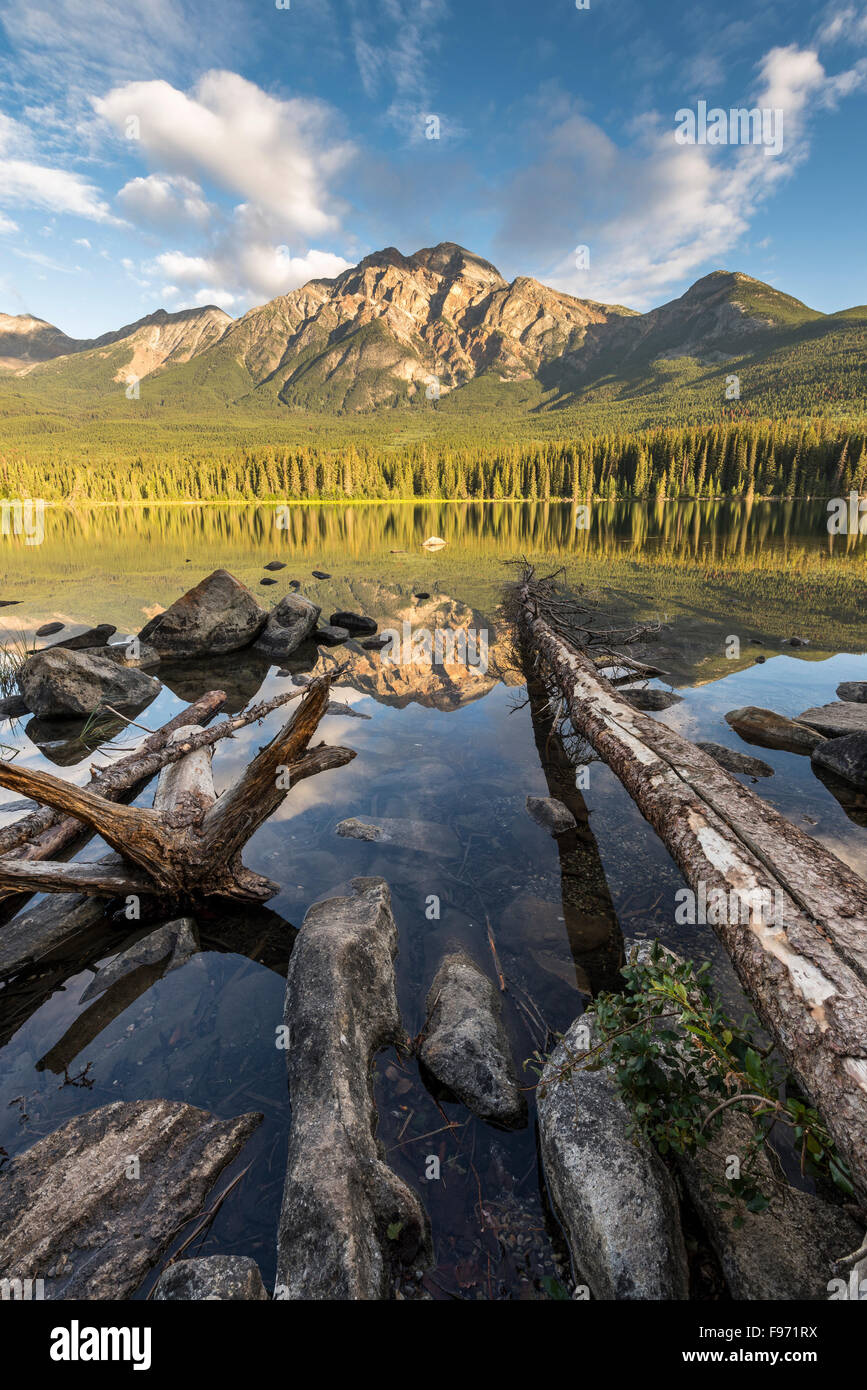 Pyramid Mountain reflecting on Pyramid Lake at sunrise. Jasper National ...
