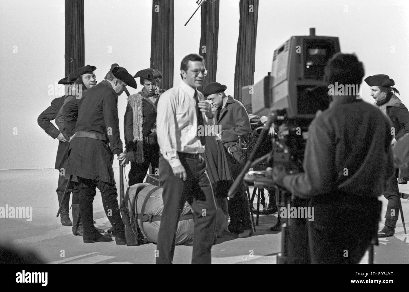 Deutscher Regisseur Egon Monk bei der Inszenierung von "Die Räuber" von ...