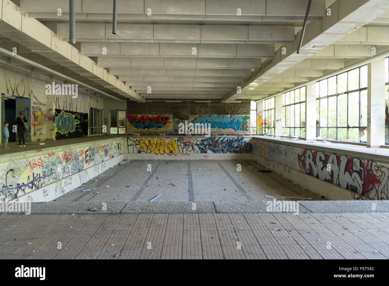 Empty swimming pool graffiti hi-res stock photography and images - Alamy