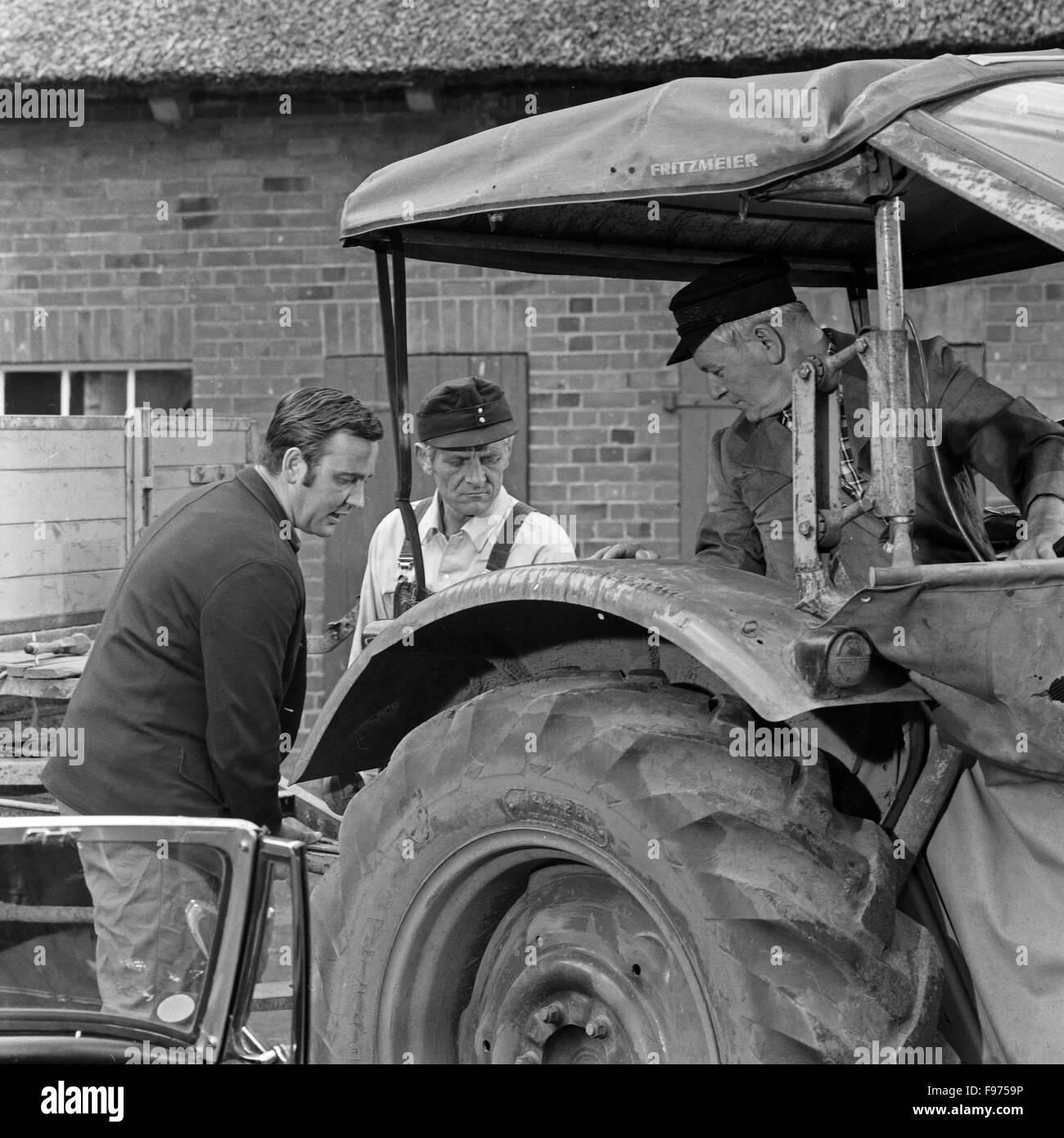 Szene auf einem Bauernhof, Deutschland 1960er Jahre. Scene at a farm ...