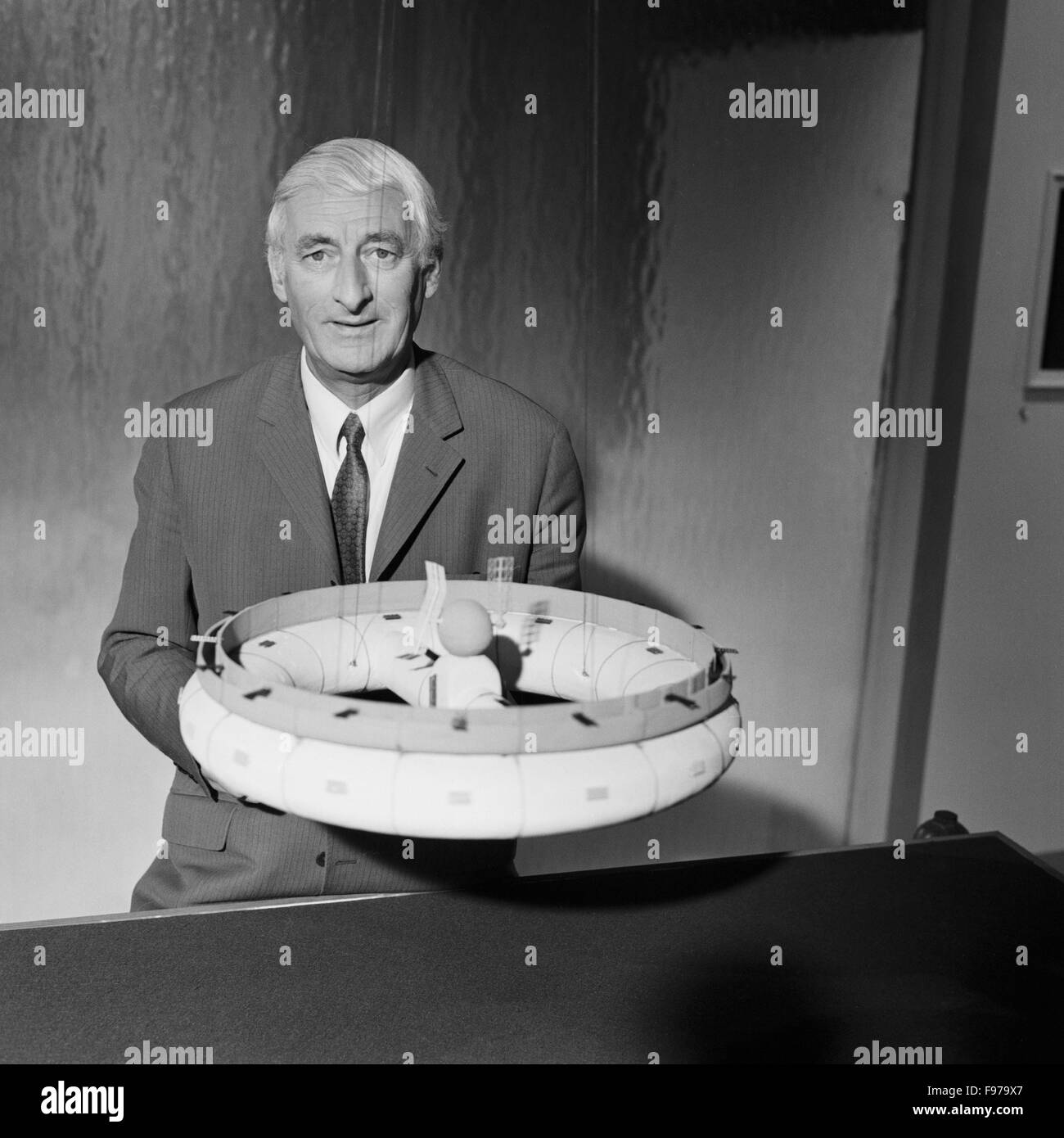 Deutscher Schriftsteller, Physiker und Moderator Heinz Haber, Porträt ...