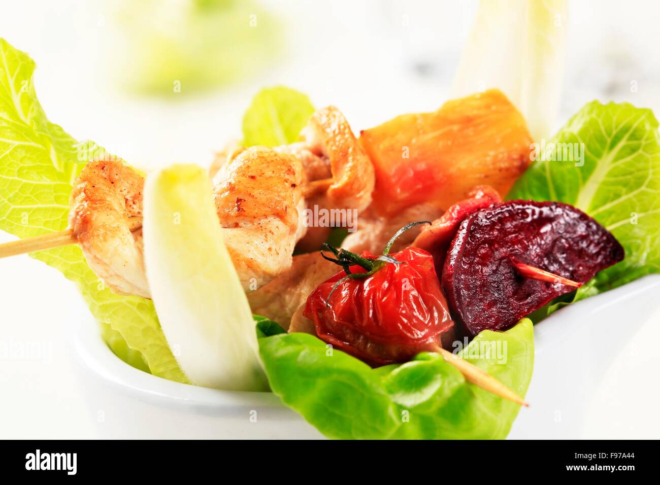 Chicken kebabs on leaves of fresh lettuce Stock Photo - Alamy