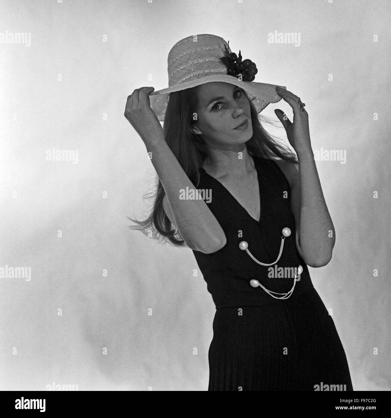 Das Model Ann Helene Trillery bei einem Fotoshooting, Deutschland 1970 ...