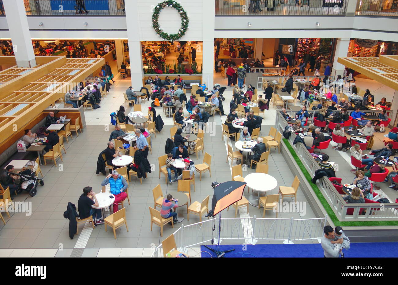 People sitting tables mall hi-res stock photography and images - Alamy