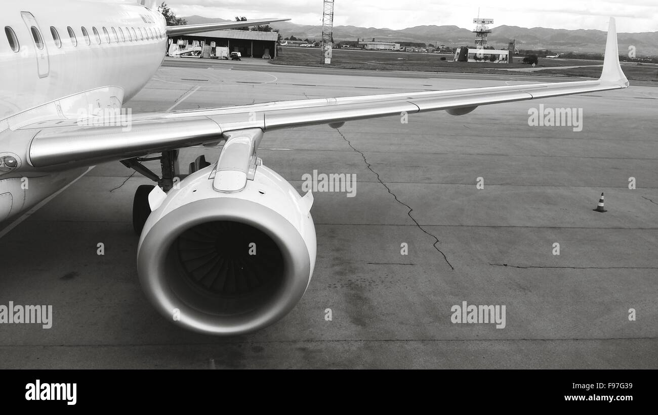 Aeroplane on runway hi-res stock photography and images - Alamy