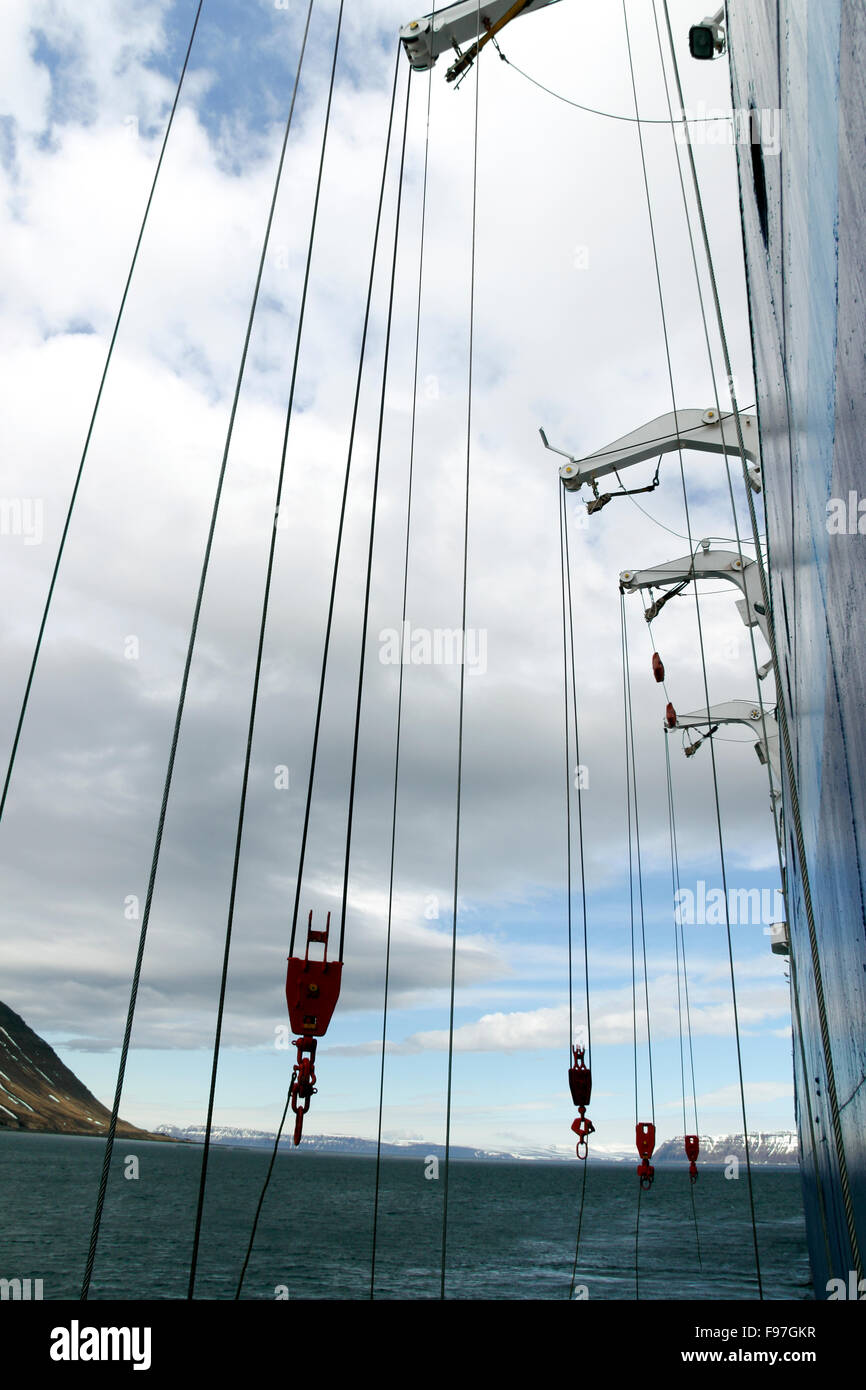 Lowering lifeboat hi-res stock photography and images - Alamy