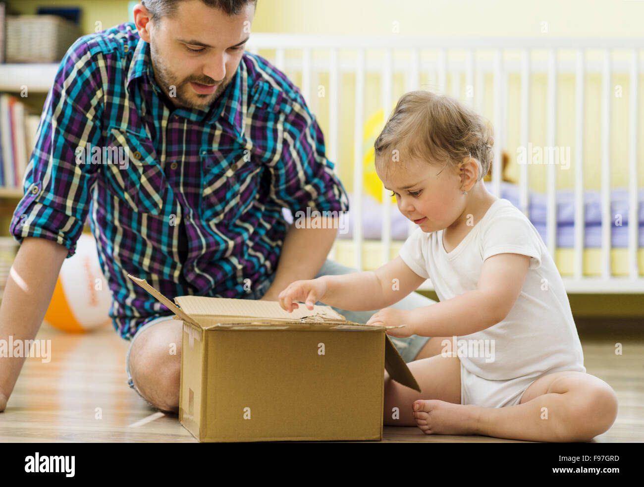 happy father and his little daughter opening box Stock Photo - Alamy