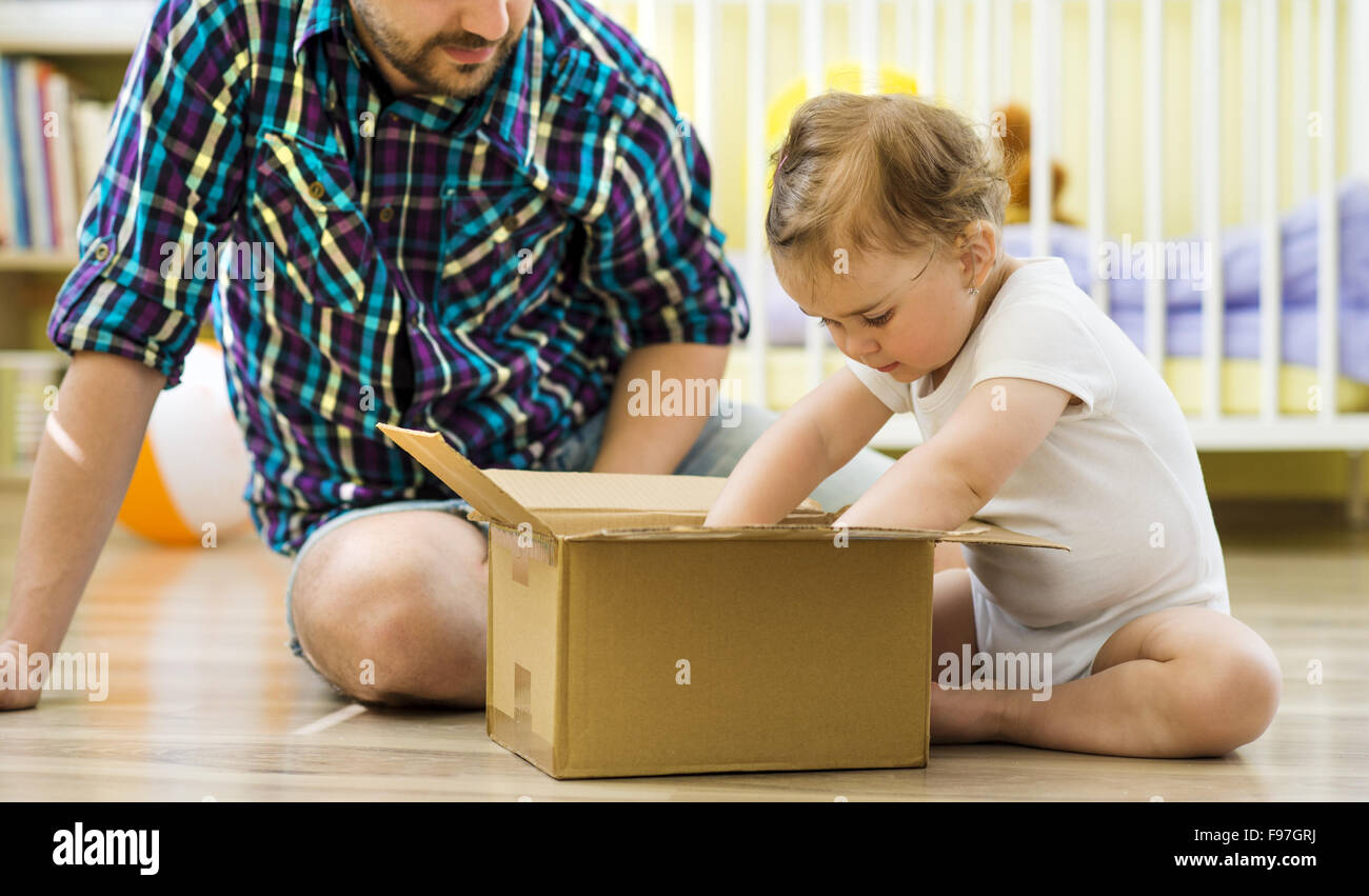 happy father and his little daughter opening box Stock Photo - Alamy