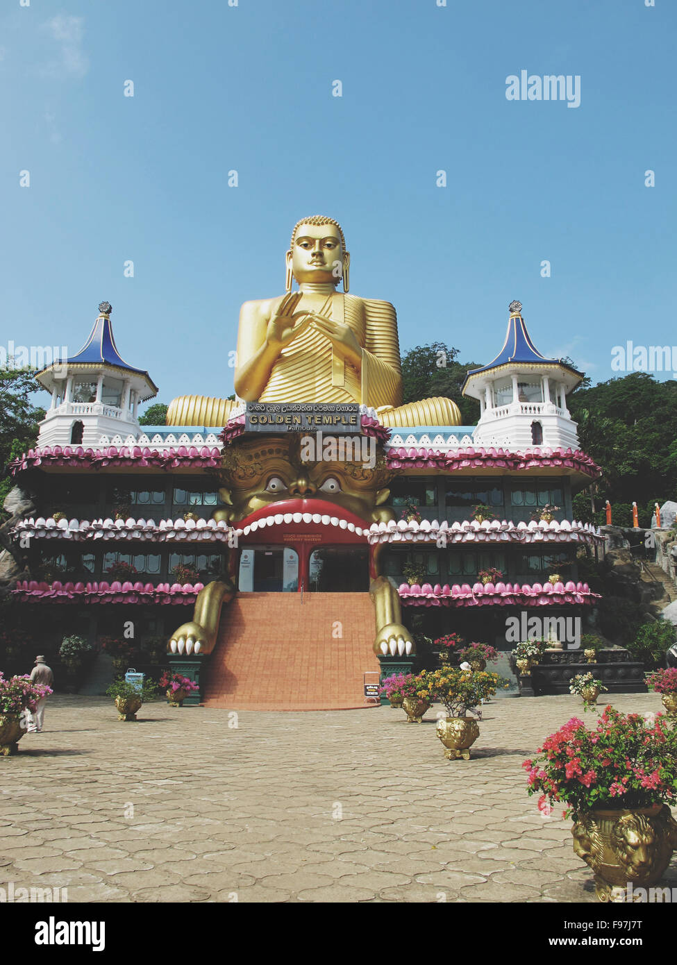 Large gold buddha statue hi-res stock photography and images - Alamy