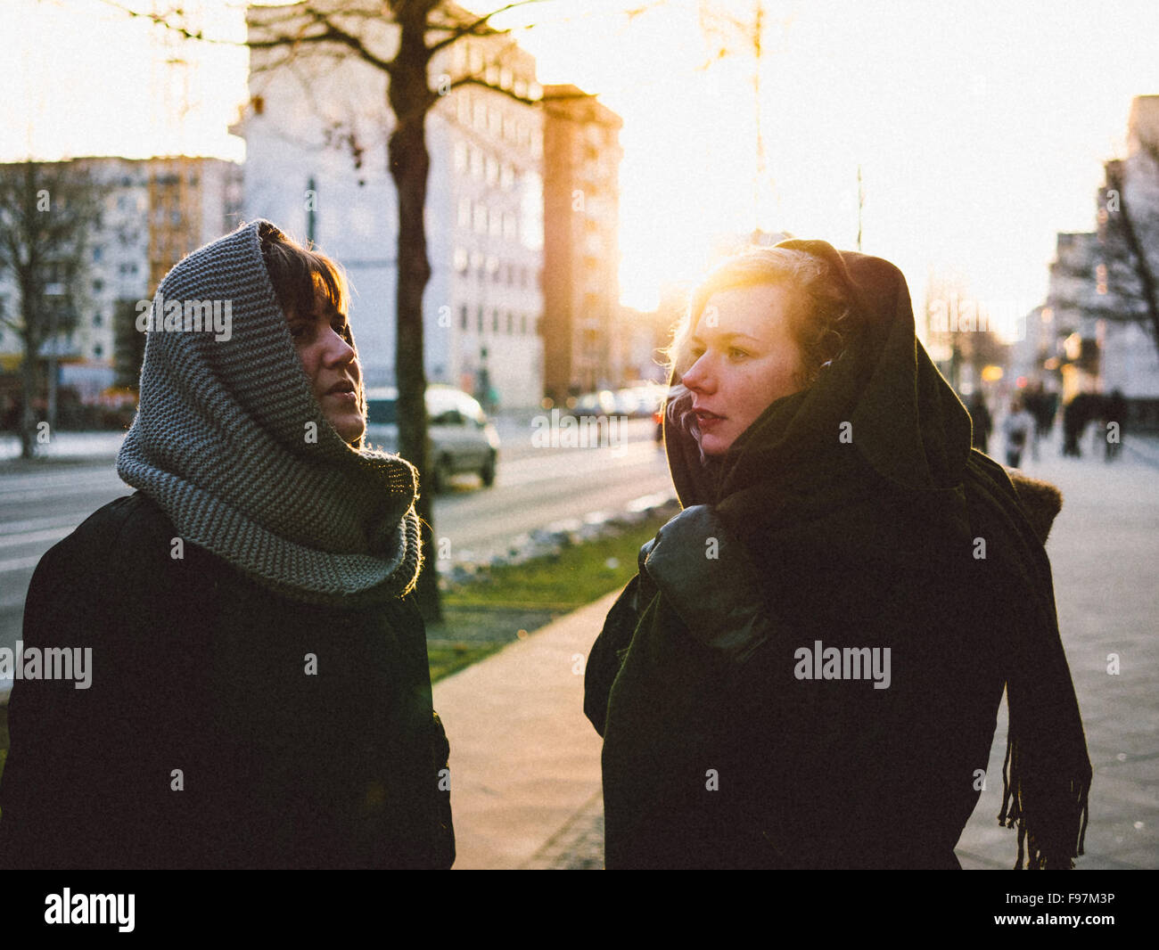 Female Friends In The City High Resolution Stock Photography and Images ...