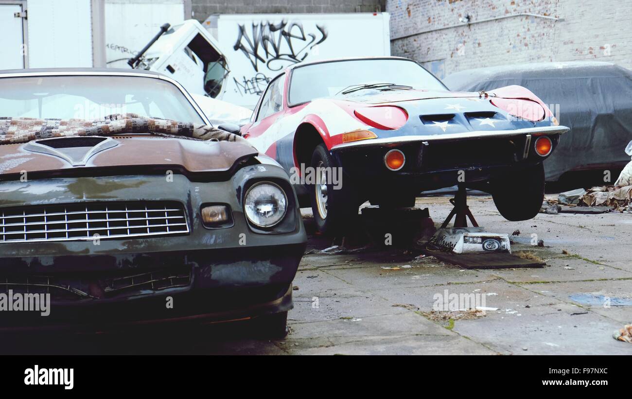 Abandoned car in garage hi-res stock photography and images - Alamy