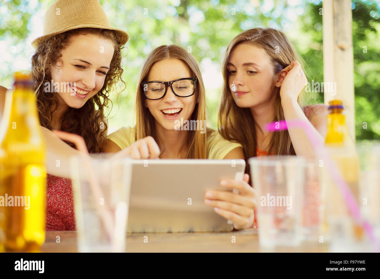 Pub garden hi-res stock photography and images - Alamy