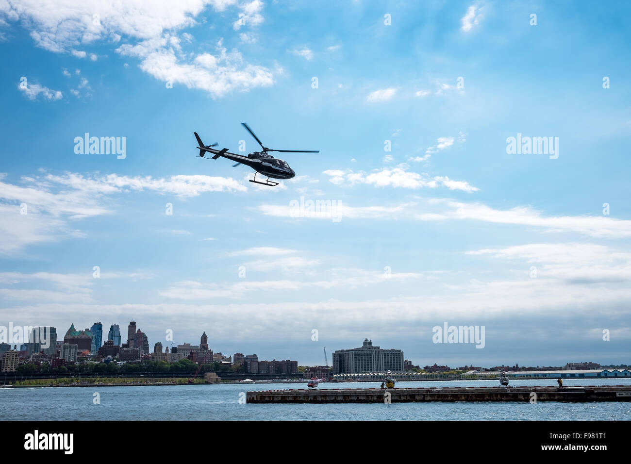 Helicopter over water hi-res stock photography and images - Alamy