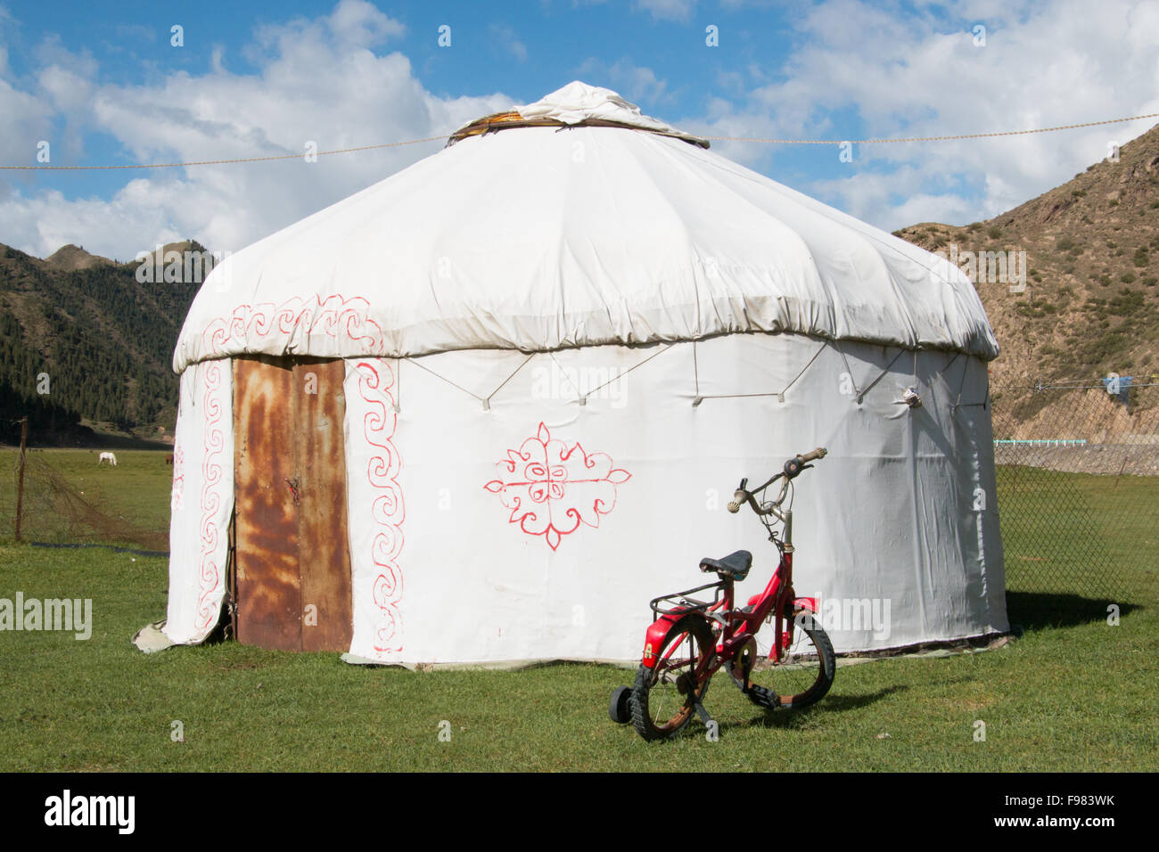 White bike in front hi-res stock photography and images - Alamy