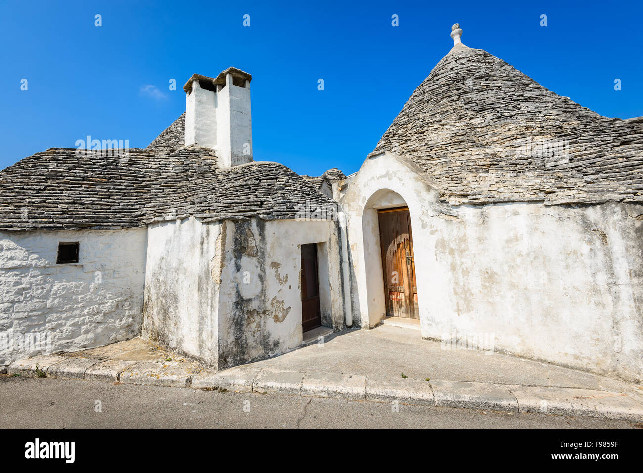 Traditional apulian dry stone hut with a conical roof hi-res stock ...