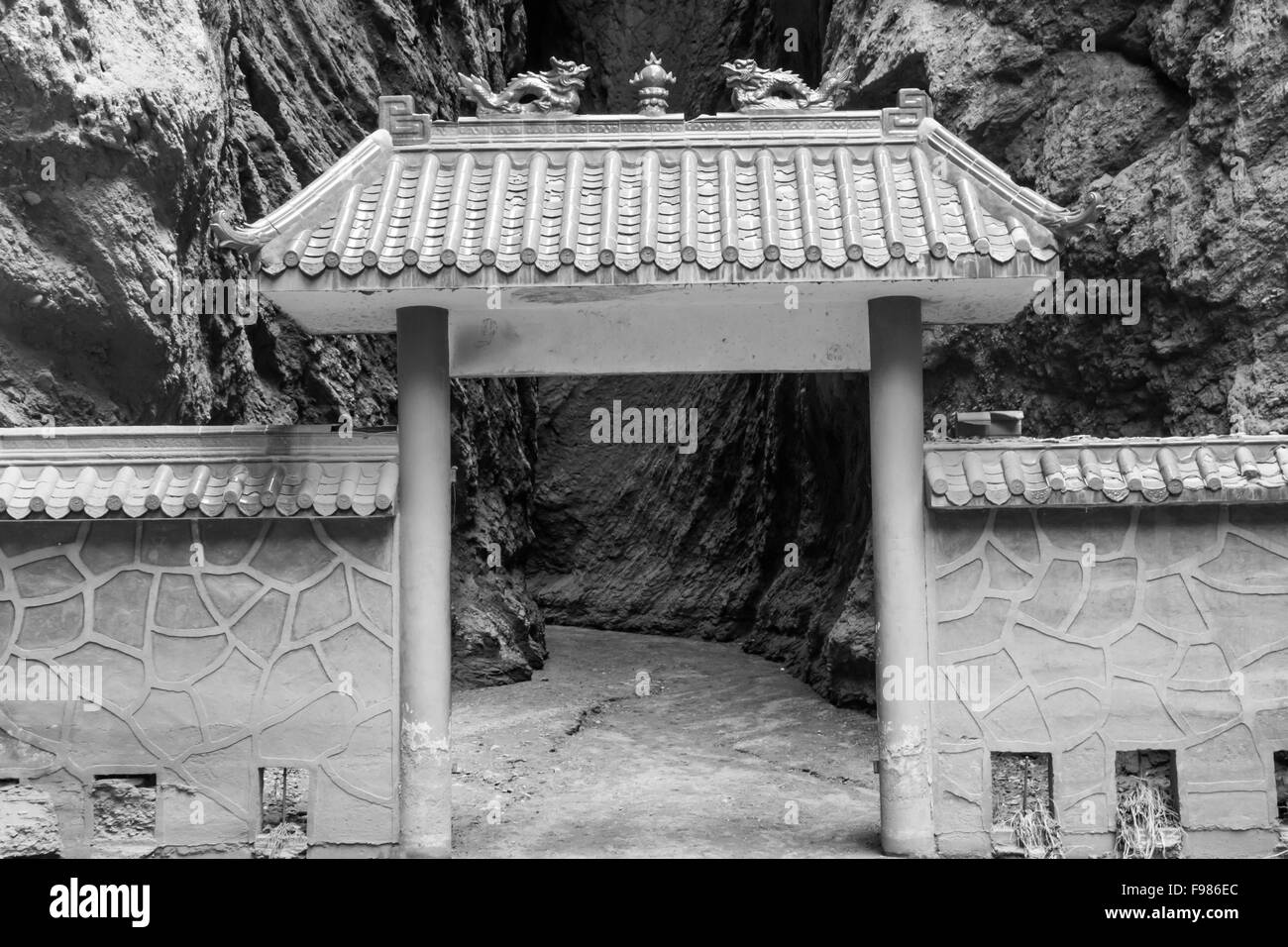 Dark stone gate hi-res stock photography and images - Alamy