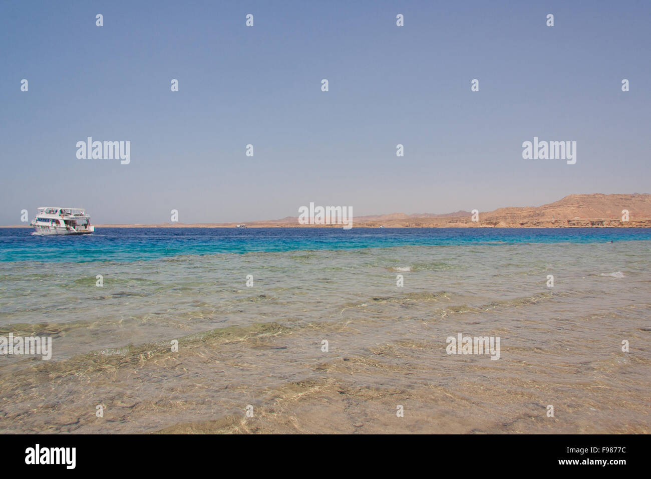 Egyptian beach with mountains and boat at Red sea Stock Photo - Alamy