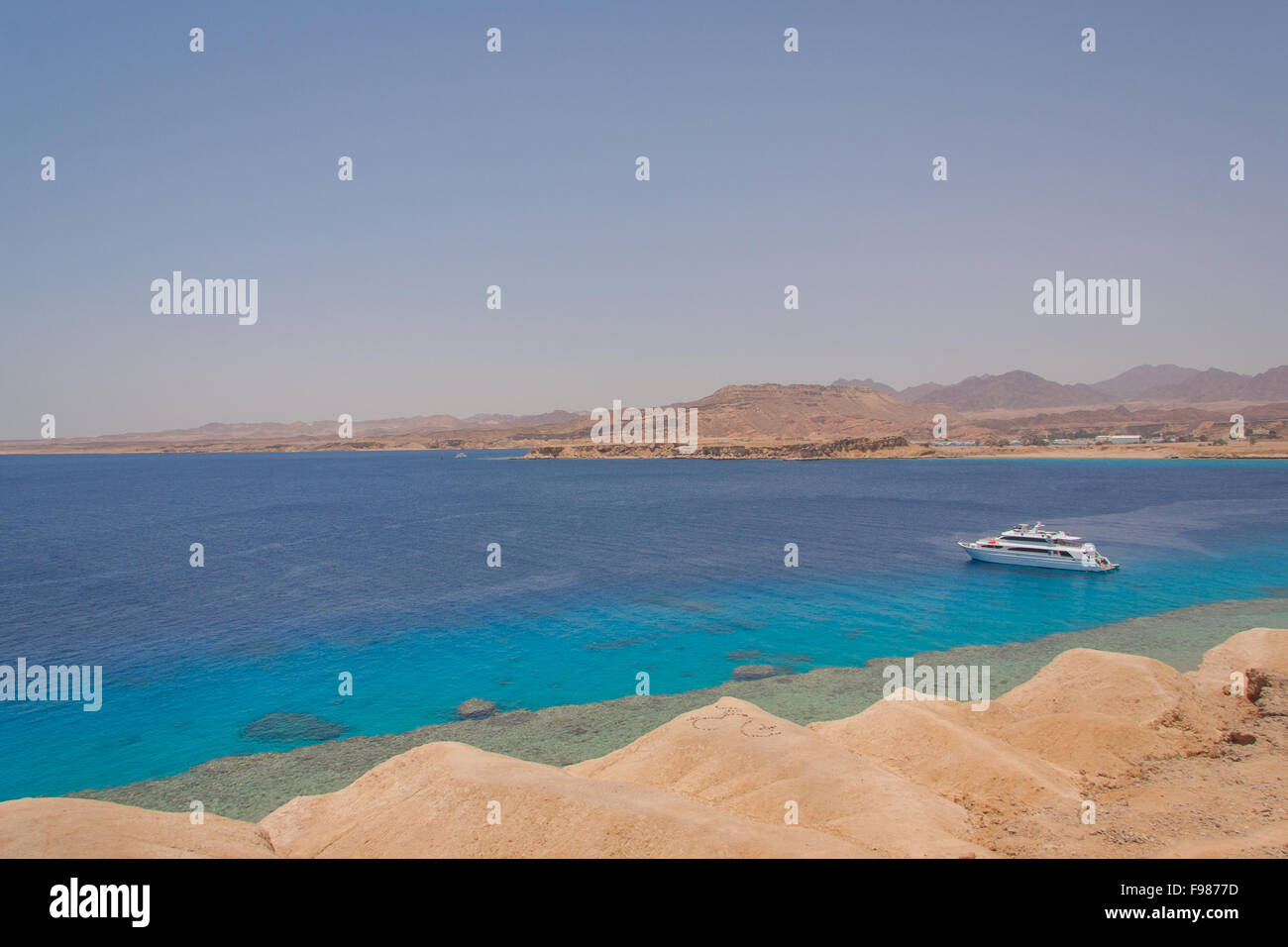 Egyptian beach with mountains and boat at Red sea Stock Photo - Alamy