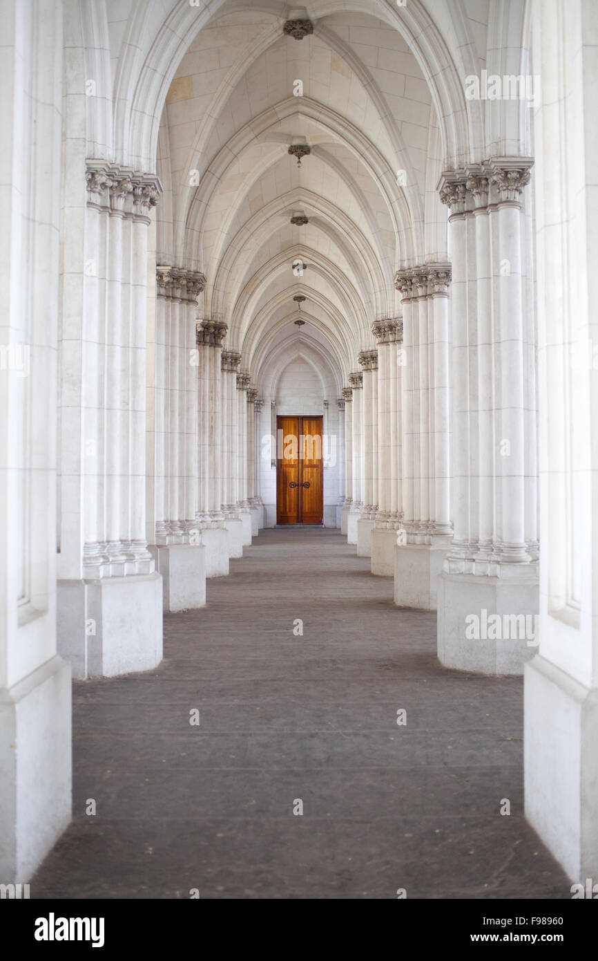 Corridor arch columns exterior hi-res stock photography and images - Alamy