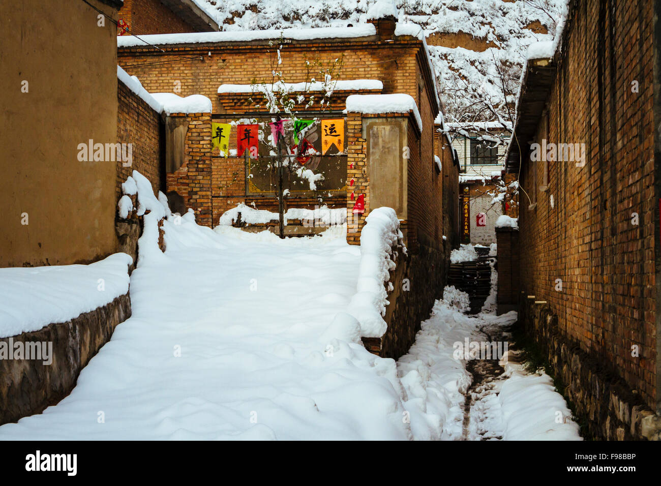 Traditional chinese courtyard house hi-res stock photography and images ...