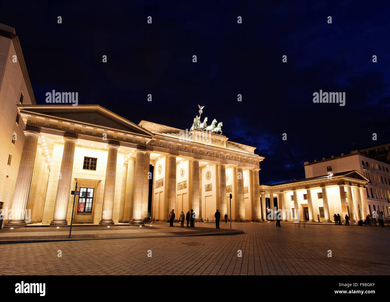 Brandenburg gate unter den linden in in front sign hi-res stock ...