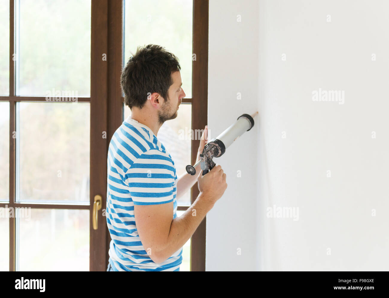 Caulking gun hi-res stock photography and images - Alamy