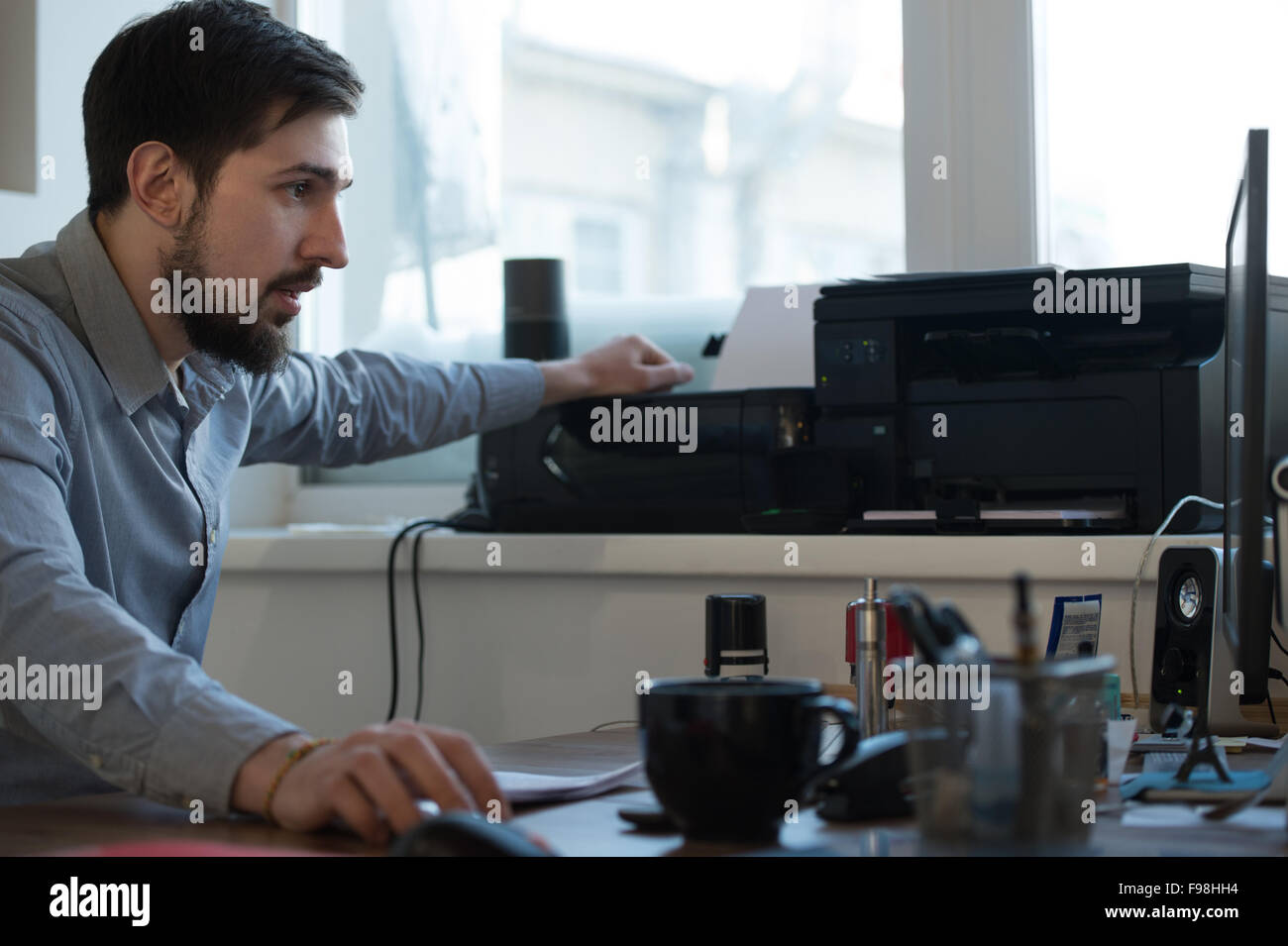 Worker scanning document hi-res stock photography and images - Alamy