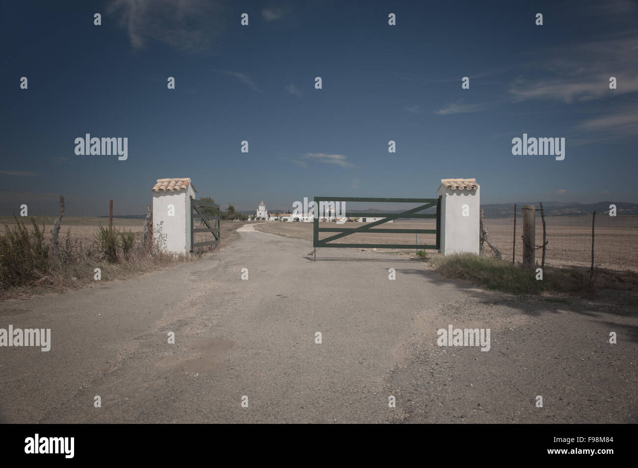 Field gate countryside view hi-res stock photography and images - Alamy