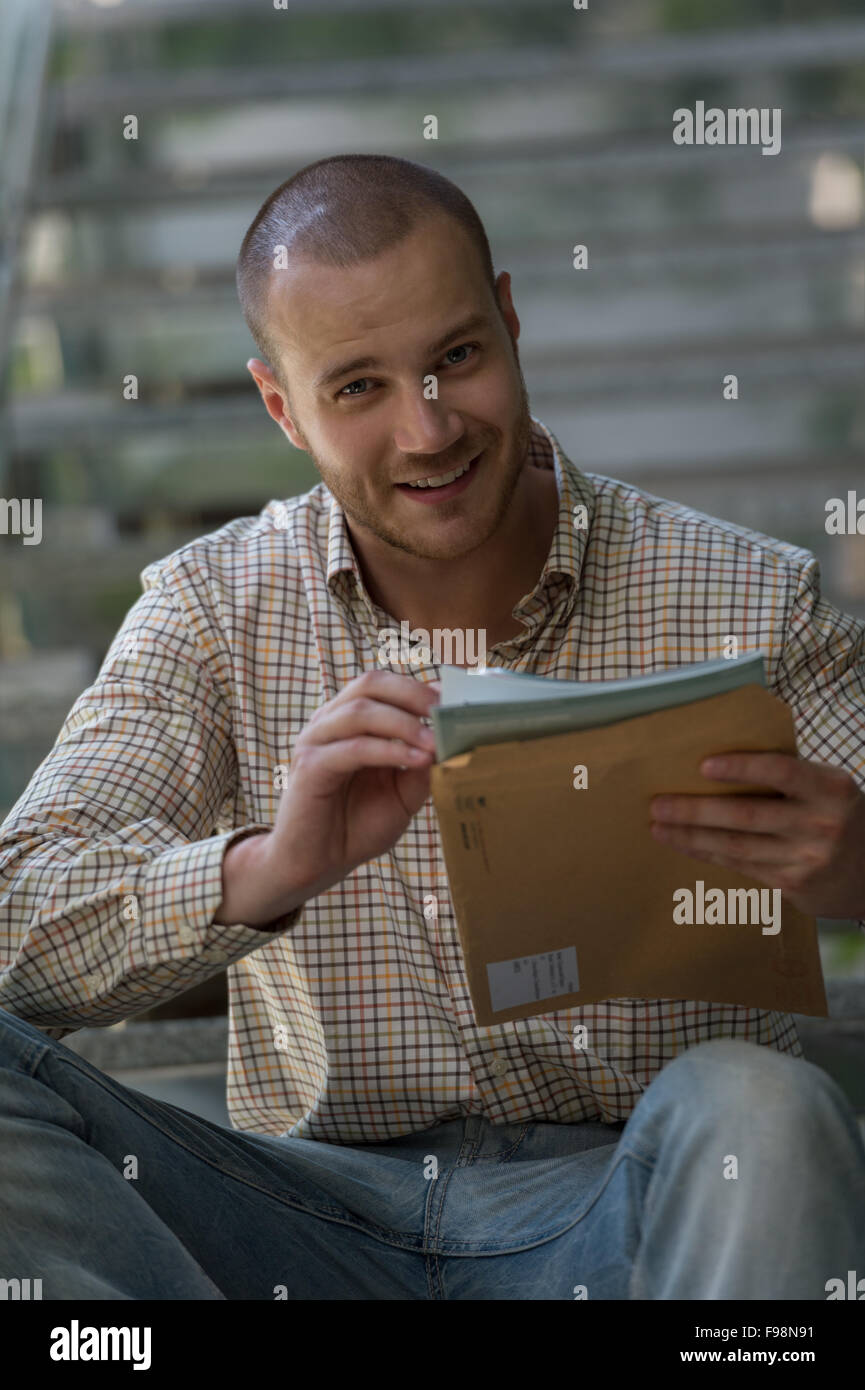 Reading envelope hi-res stock photography and images - Alamy