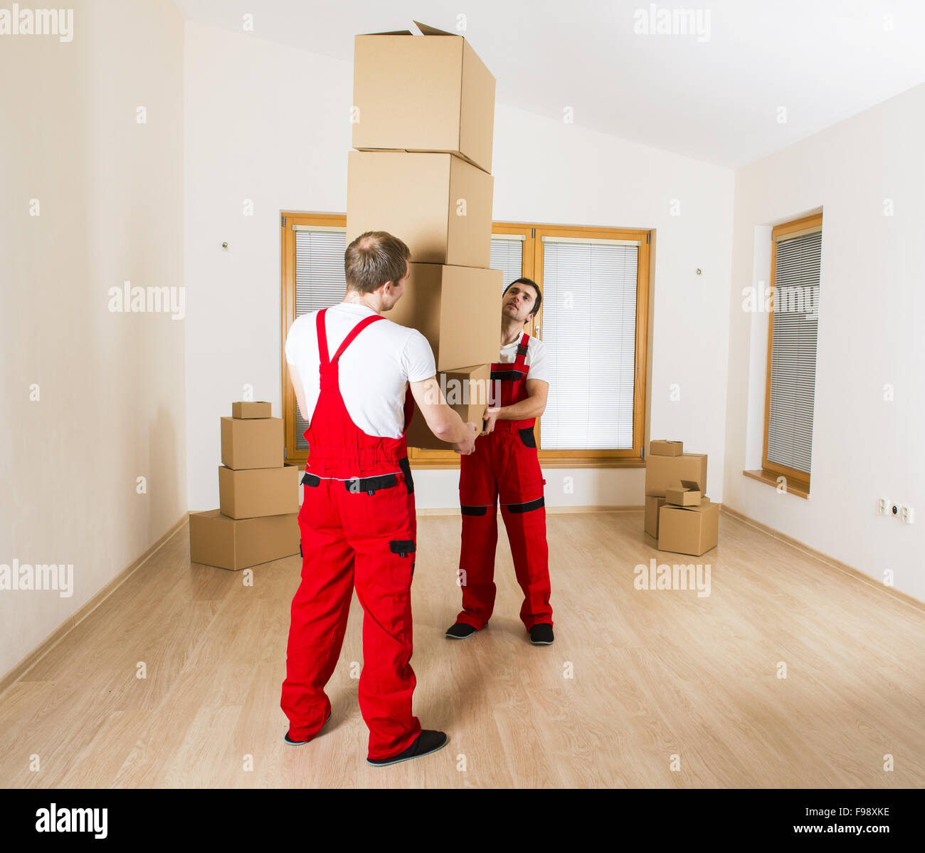 Man moving house heavy boxes hi-res stock photography and images - Alamy