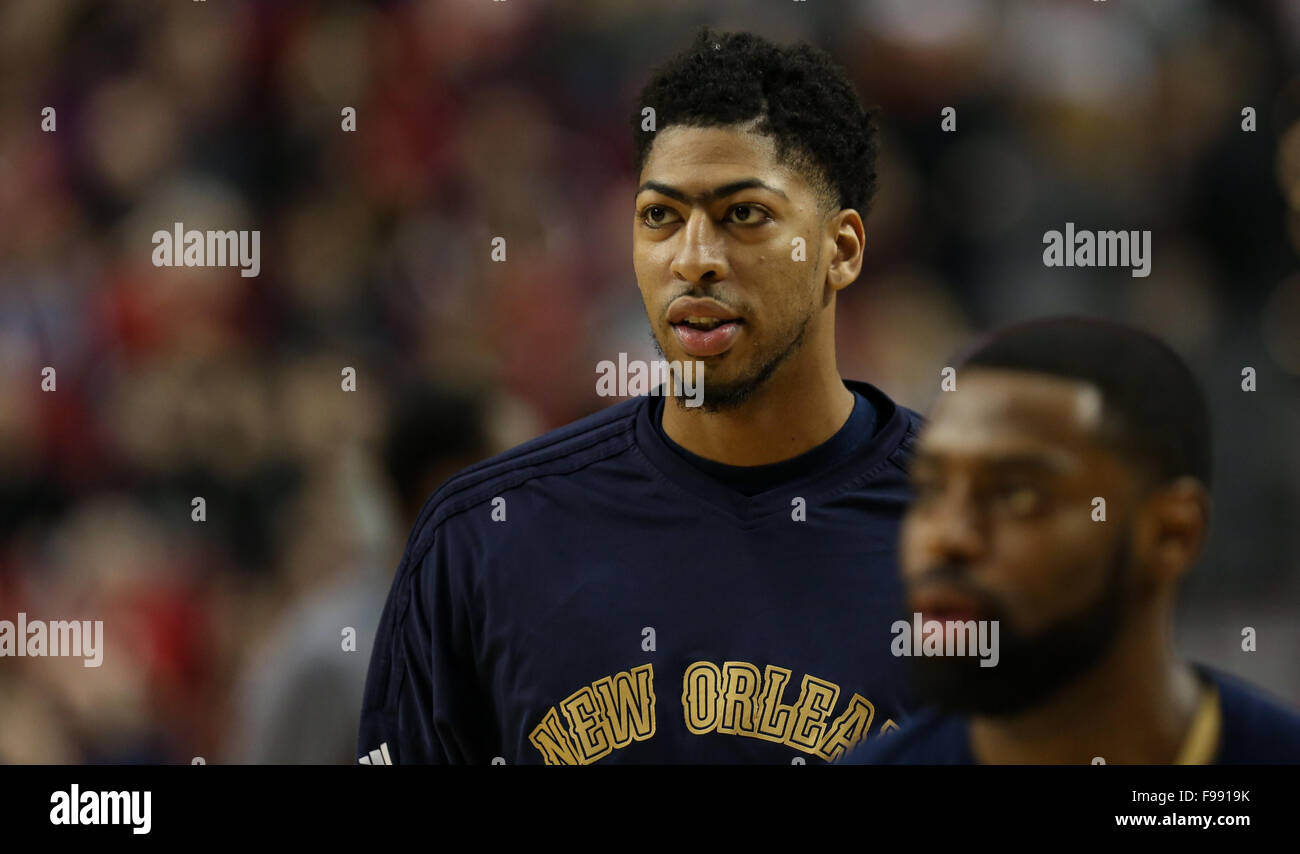 Portland, Oregon, USA. 14th December, 2015. ANTHONY DAVIS (23) warms up ...