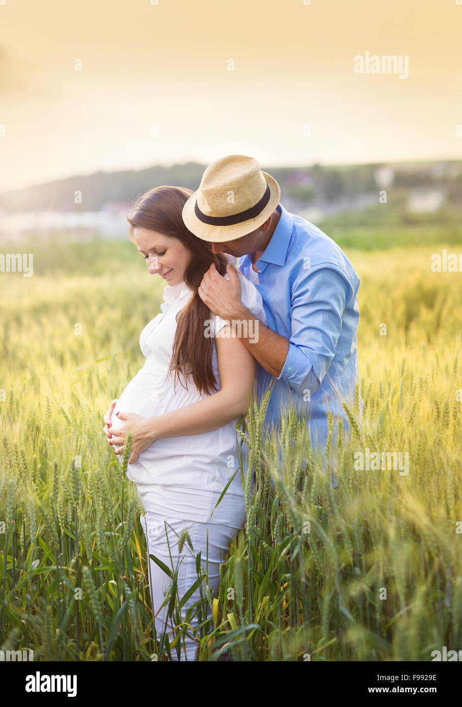 Romantic couple kissing field hi-res stock photography and images - Alamy