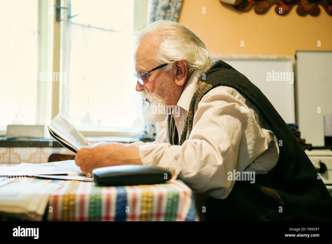 Old man home reading hi-res stock photography and images - Alamy